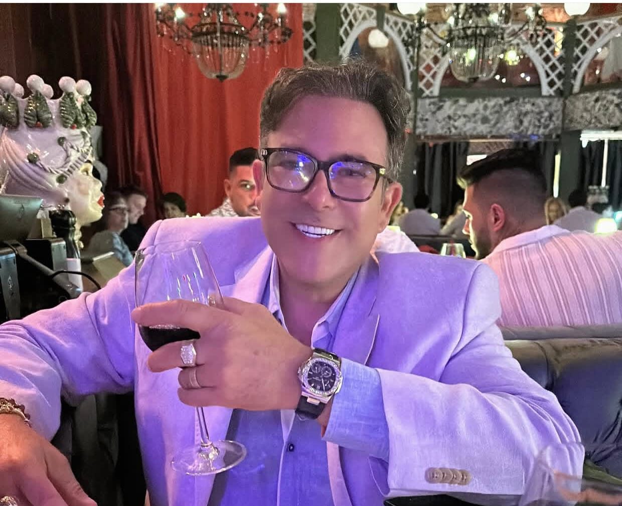 Tony Cortés de actor a líder en streaming hispano.